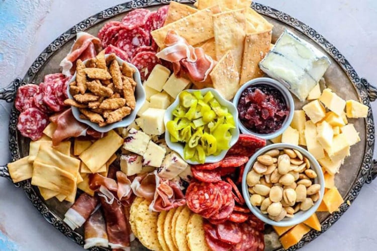 Da li znate šta razlikuje meze, zakusku i predjelo u srpskoj tradiciji ...