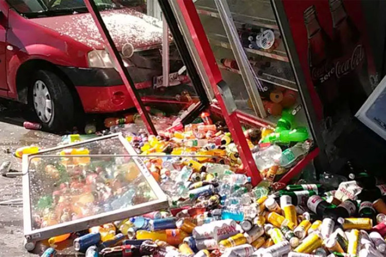 Uništeno pivo: Autom udario u frižider na benzinskoj kod Laktaša - Glas ...