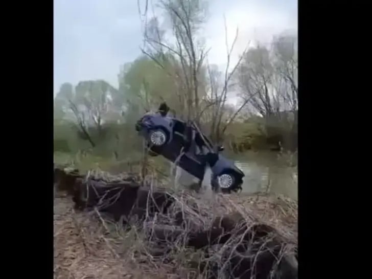 Mladići sletjeli autom u jezero u Laktašima, za dlaku izbjegnuta ...